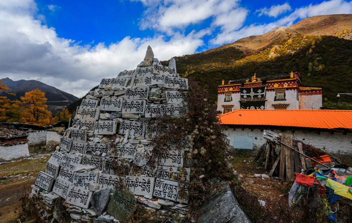 Chong Gu Temple Daocheng, Daocheng Attraction