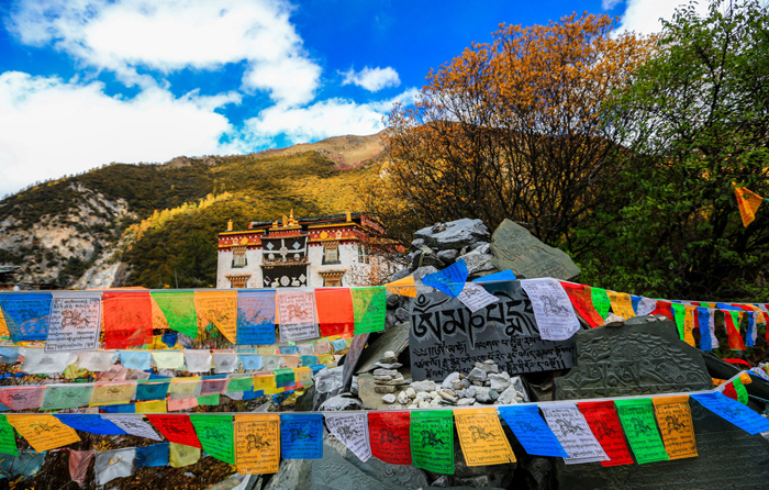 Chong Gu Temple Daocheng, Daocheng Attraction